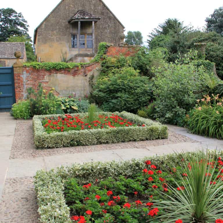 25 Garden Design Ideas for Long & Narrow Gardens - Pond Informer